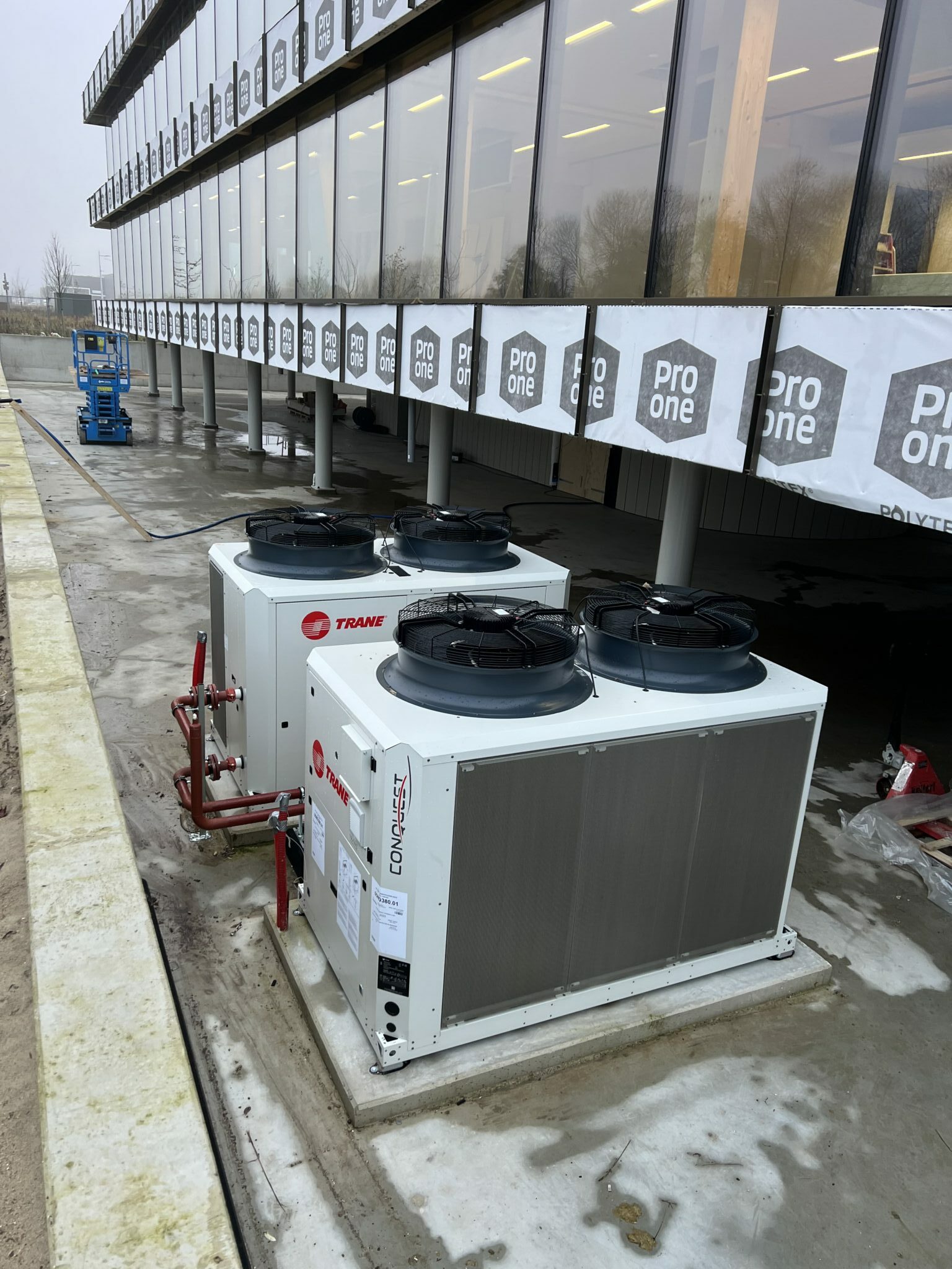 Trane CXAX warmtepompen in circulair en energieneutraal houten kantoor op palen - Het is een Trane